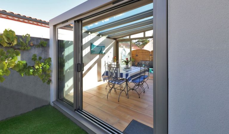 Mini veranda : avantage et modèles prisés - Rénoval Véranda
